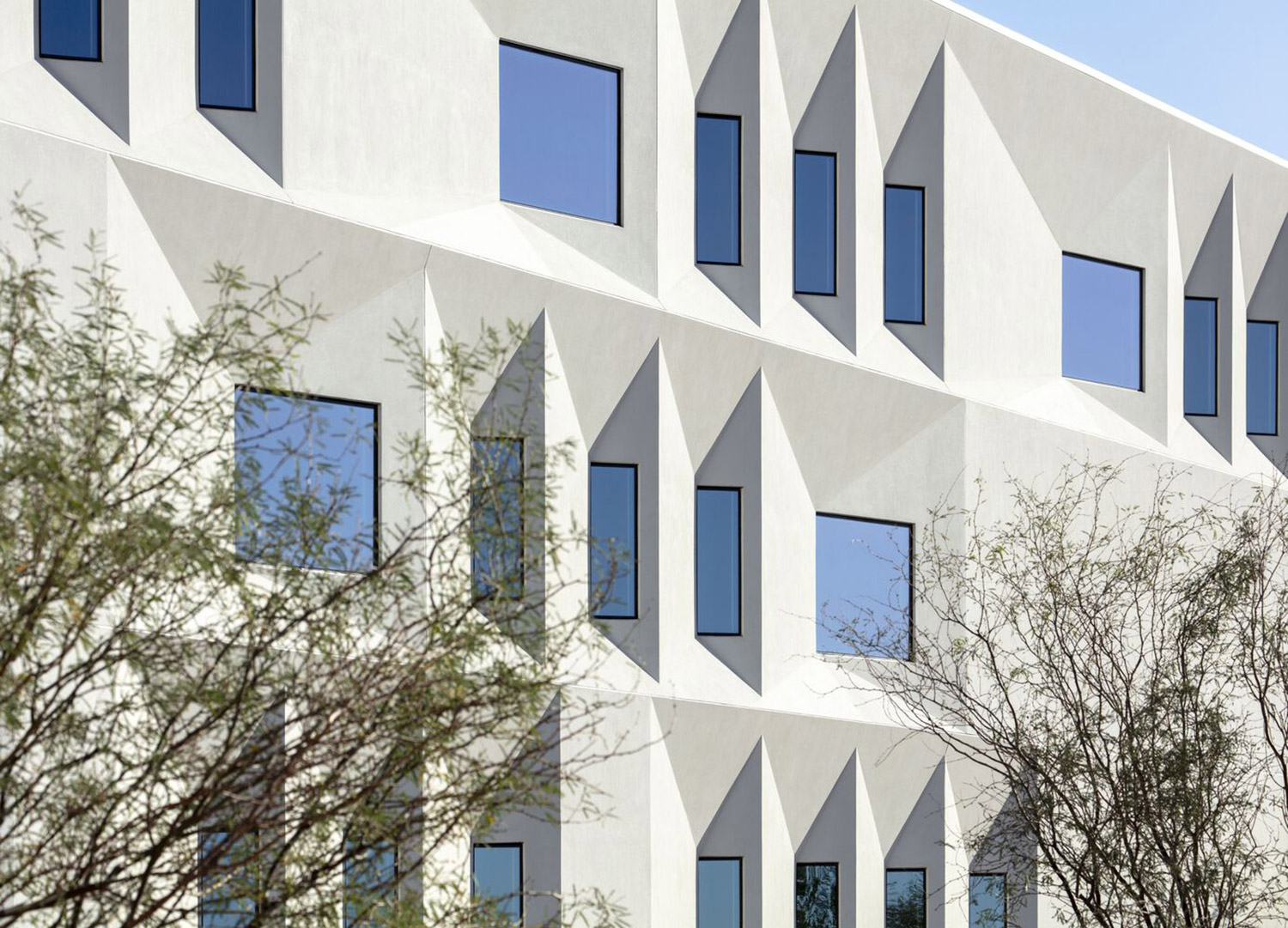 Self-Shading Facade Elements: Optimizing Thermal Performance