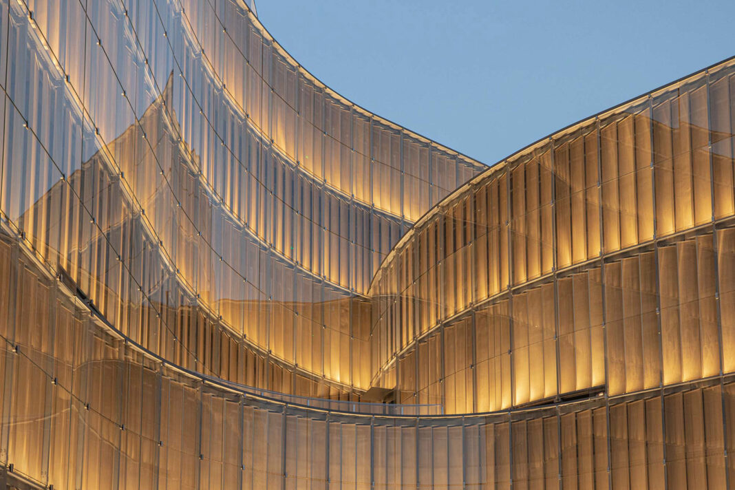 Dynamic solar shading technologies for glare reduction and energy ...